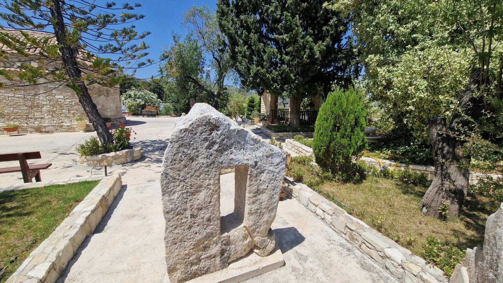Οι αινιγματικοί και μυστήριοι μονόλιθοι της Λεμεσού και της Πάφου - My ...